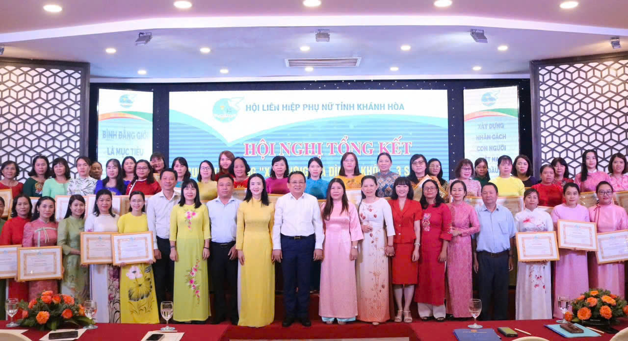 Tổng kết 15 năm thực hiện Cuộc vận động “Xây dựng gia đình 5 không, 3 sạch” tham gia xây dựng ...